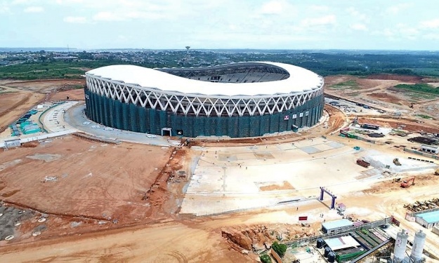 Stade d’Ebimpé : La pose de la toiture est achevée, la pelouse bientôt ...