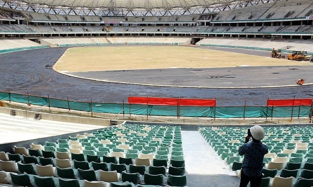 Stade d’Ebimpé : La pose de la toiture est achevée, la pelouse bientôt ...